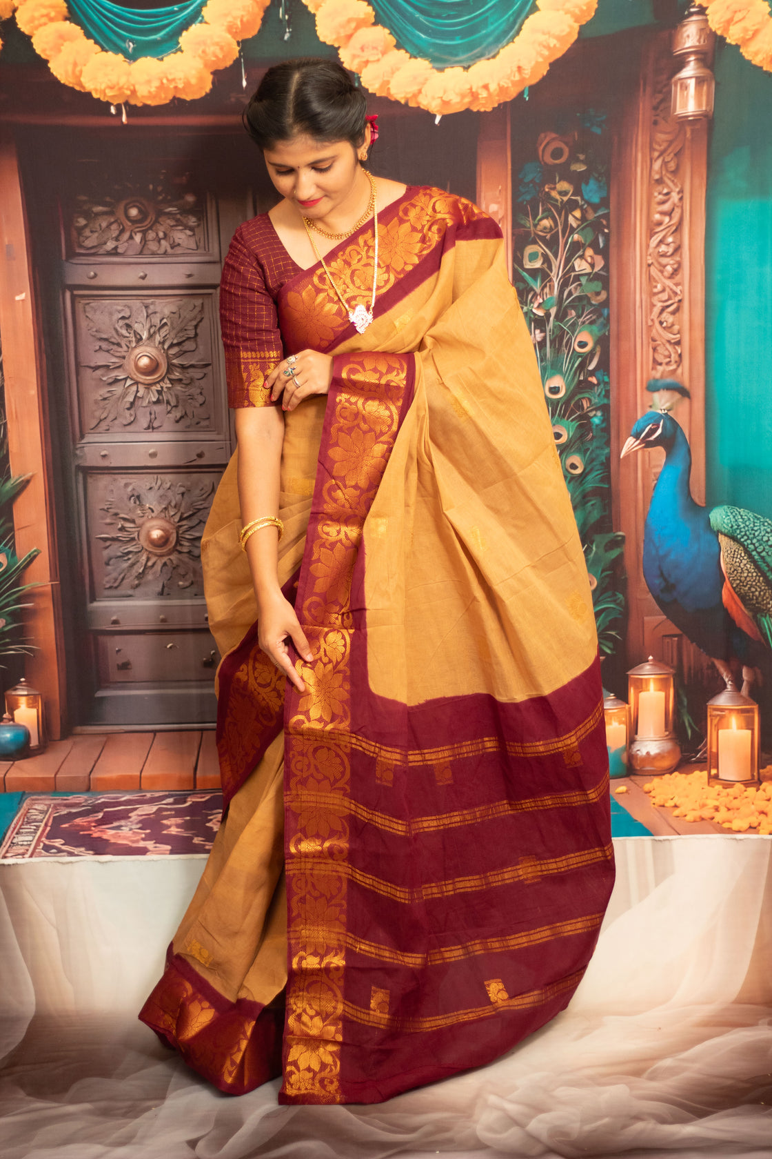 Madurai Sungudi Cotton Saree - Poonam Putta with Medium Zari Border & Blouse – ShivFabricWorld